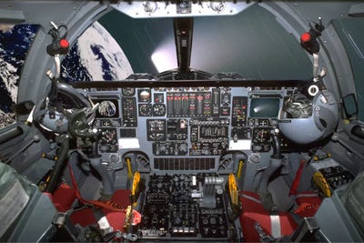 B 1 Cockpit